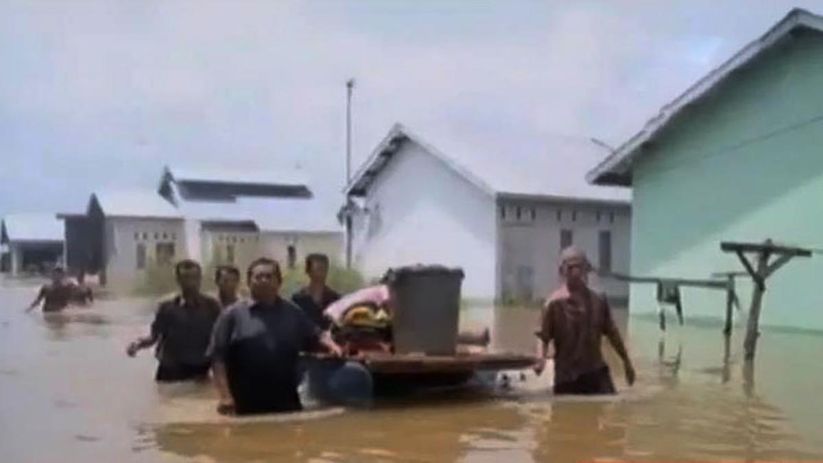 VIDEO: Banjir Riau Meluas ke Pekanbaru, Pengungsian Ikut Terendam ...