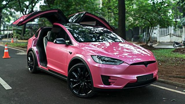Kumpulan Potret Mobil Listrik Tesla Pink Milik Atta dan Aurel untuk ...
