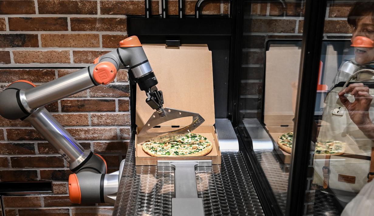 FOTO: Aksi Pazzi, Si Robot Canggih Pembuat Pizza - Foto Liputan6.com