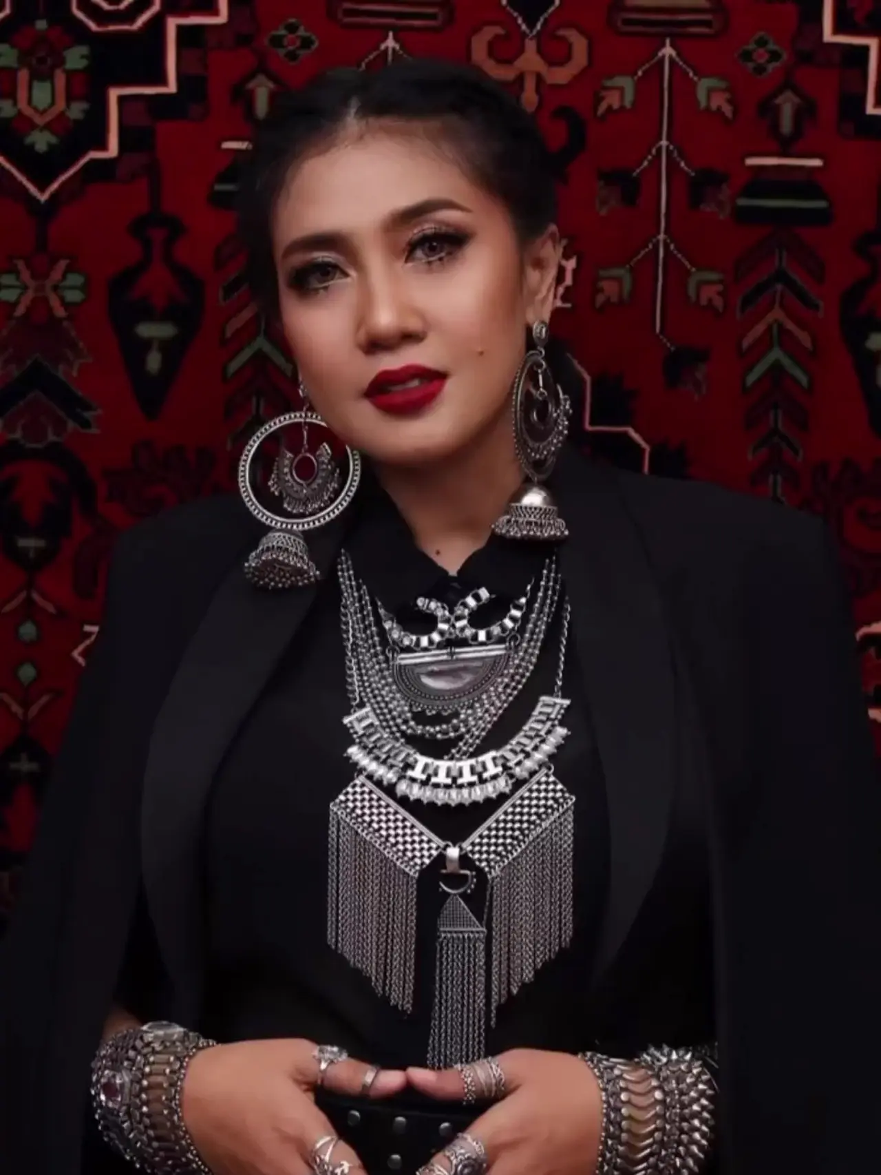 7 Potret Terbaru Erie Suzan, Pedangdut Senior yang Makin Cantik di Usia ...