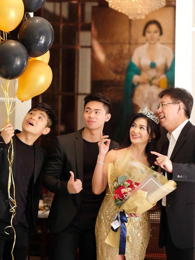 Sempat Viral, Ini 6 Potret Puspa Dewi Nenek Usia 55 Tahun yang Tak Menua - Hot Liputan6.com