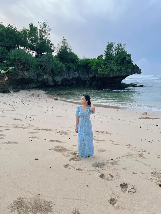 Prilly Latuconsina Bangun Tidur Langsung Ke Pantai Kecantikannya