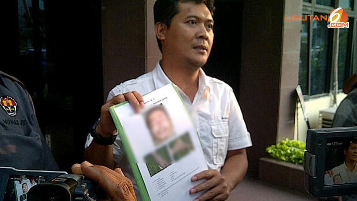 Diperiksa Penyidik, Adik Holly Angela Tertutup - News Liputan6.com