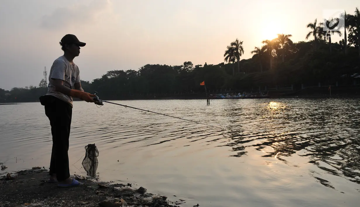 Warga Ngabuburit Sambil Mancing di Setu Babakan - Foto Liputan6.com