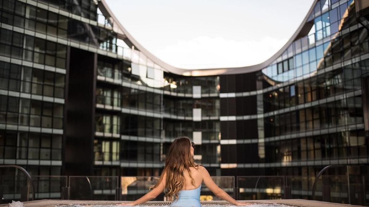 Tren Baru Penginapan dengan Roof Top dan Kolam Renang Ikonik di SKYE ...