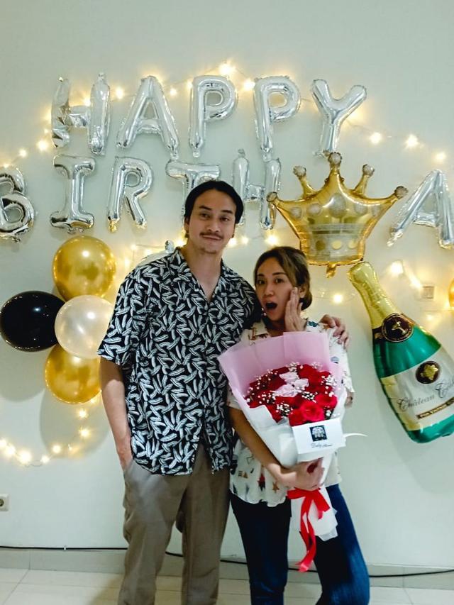 6 Potret Dimaz Andrean dan Istri yang Jarang Tersorot, Selalu Kompak dan Mesra - Hot Liputan6.com