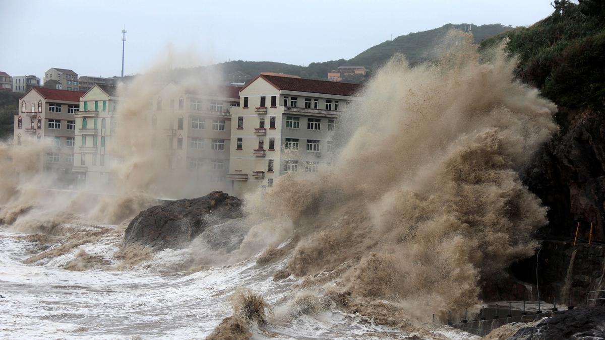 FOTO: Topan Maria Picu Ombak Besar di China