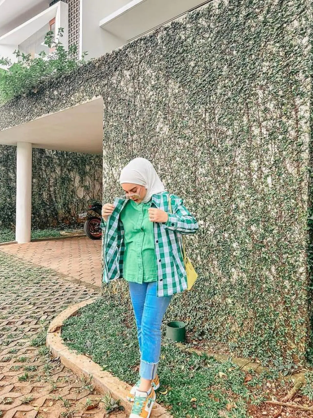 7 Potret OOTD Bumil Irish Bella yang Selalu Tampil Cantik dan Stylish - Fashion Fimela.com