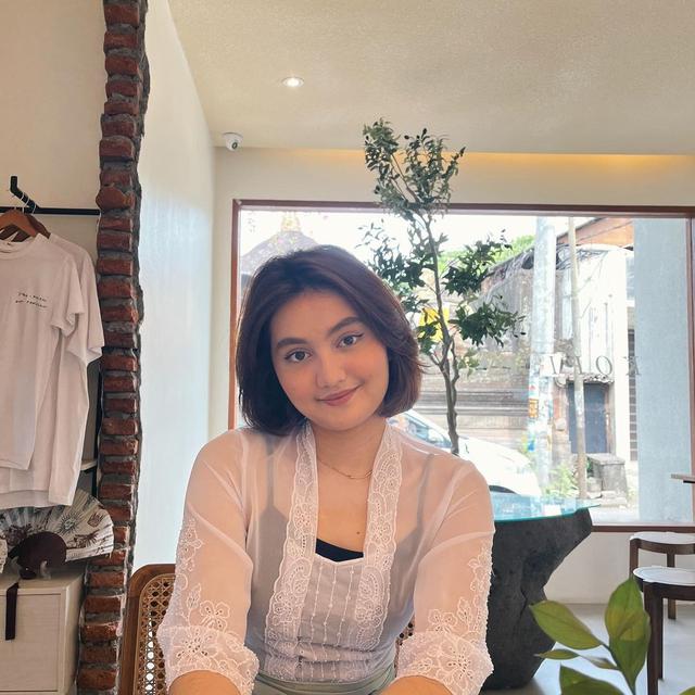 6 Potret Terbaru Laura Jackson, Dikabarkan Sudah Putus dari Sean Ivan ...
