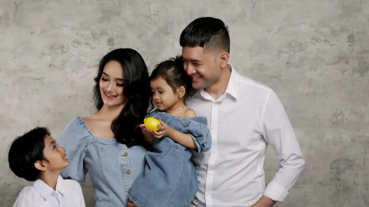 7 Pemotretan Keluarga Faby Marcelia Bersama Buah Hati yang Selalu ...