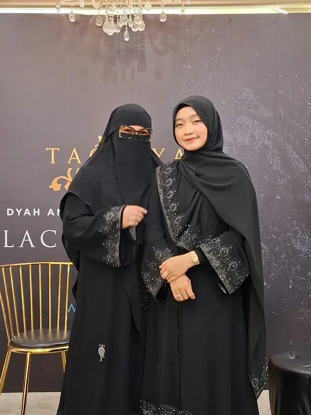 Koleksi Busana Black Diamond dari Desianer Ayu Dyah Andari dan Enggar ...