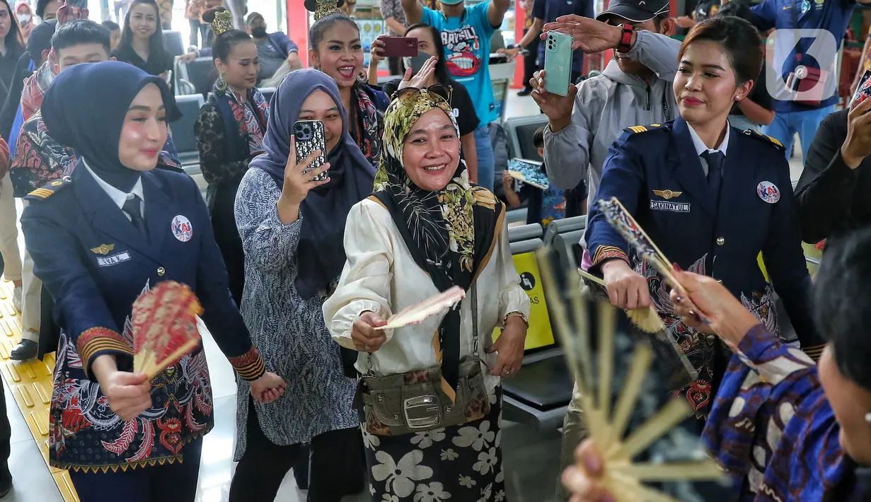 Seragam Baru Petugas Front Liner PT KAI Sambut Perayaan Nataru - Foto Liputan6.com