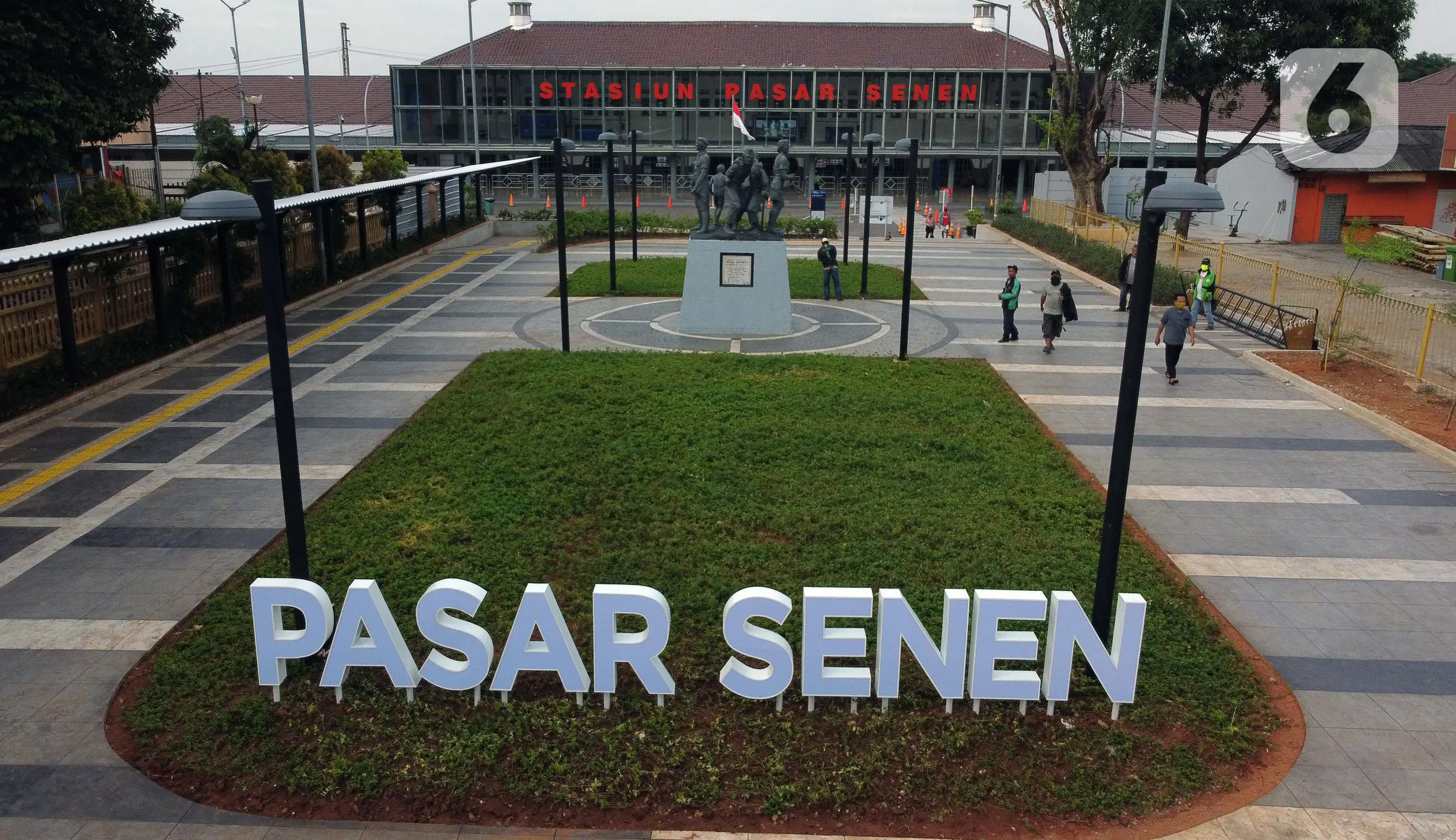 FOTO: Tampilan Baru Pedestrian Stasiun Pasar Senen Pasca Renovasi ...
