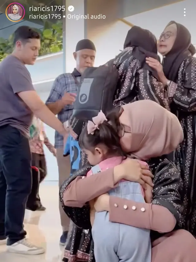 Momen Haru Ria Ricis Pamit Berangkat Haji pada Anak: Ibu Cinta Moana, tapi... - ShowBiz Liputan6.com
