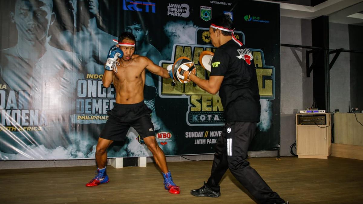 Menang TKO, Daud Yordan Jadi Juara Dunia IBA Kelas Ringan Super