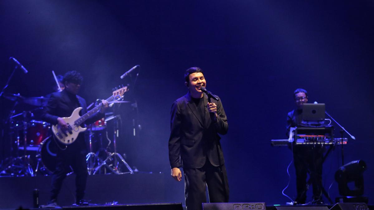 8 Potret Tulus di Konser Penutup Tur Manusia di Jakarta, Bertabur ...