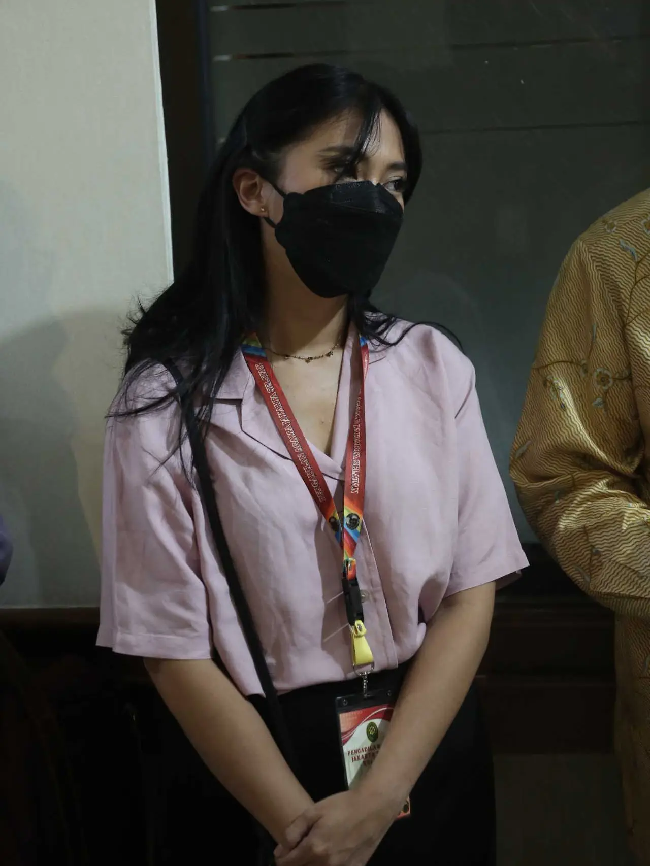 5 Potret Tyna Kanna Saat Menghadiri Sidang Gugatan Cerai Perdana dengan ...