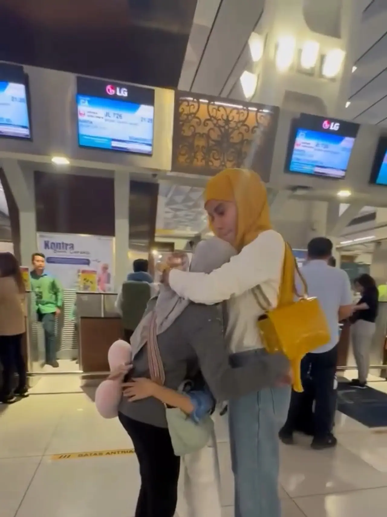 6 Potret Olla Ramlan dan Aufar Hutapea Antar Anak-Anak OTW Liburan ke Jepang, Harmonis Meski ...