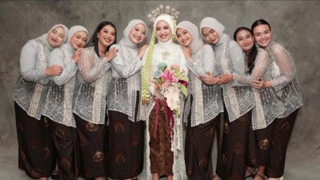 Model Kebaya Brokat Simpel Amanda Manopo saat Jadi Bridesmaid, Tampil ...