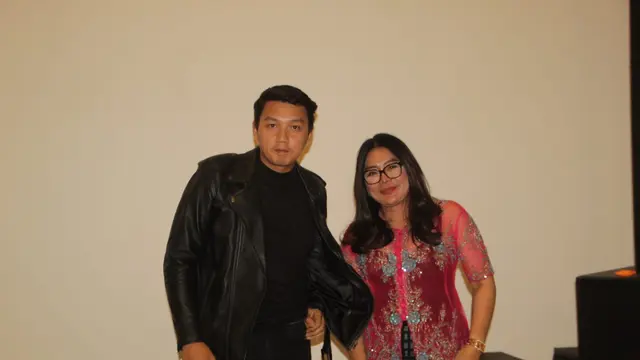 Dirly Resmi Menyanyikan Lagu Satu untuk Indonesia Karya Yenny Sucipto ...