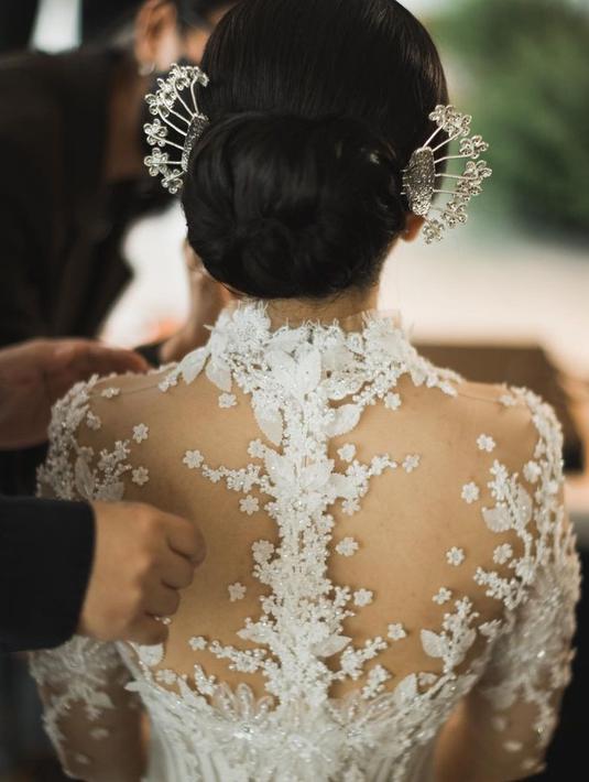 6 Potret Detail Kebaya Pengantin Tradisional Edgy Valencia Tanoe dari ...