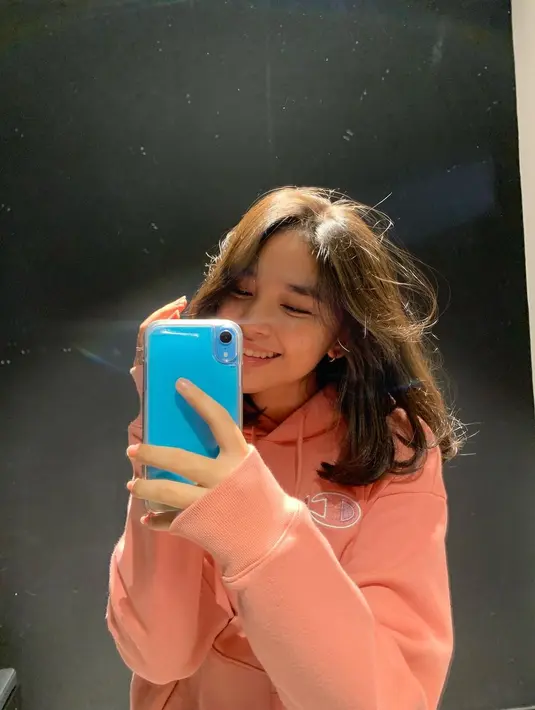 Gaya Selfie Menawan Ala Anneth Delliecia, yang Berhasil Memikat Betrand ...