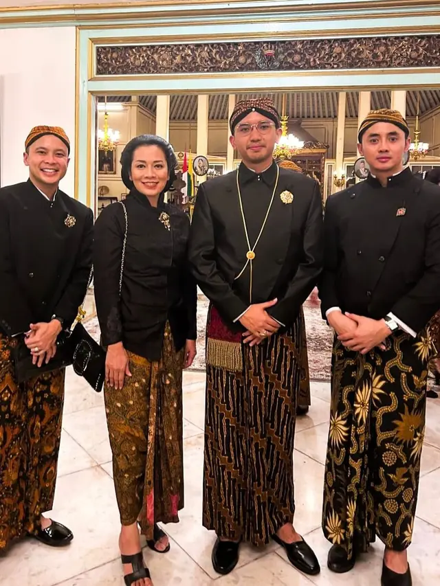 6 Potret Dewi Lestari di Puro Mangkunegaran Tampil Kasual hingga ...