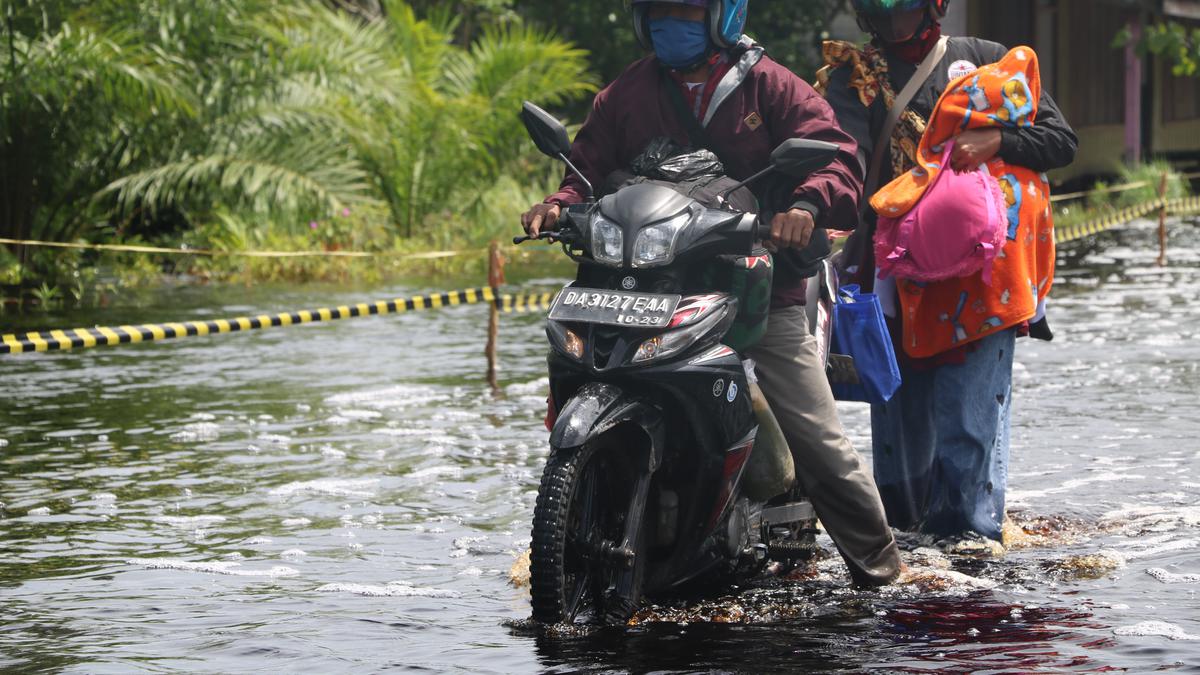Terjebak Banjir, Istri Dorong Motor Suami Sambil Gendong Anaknya di ...