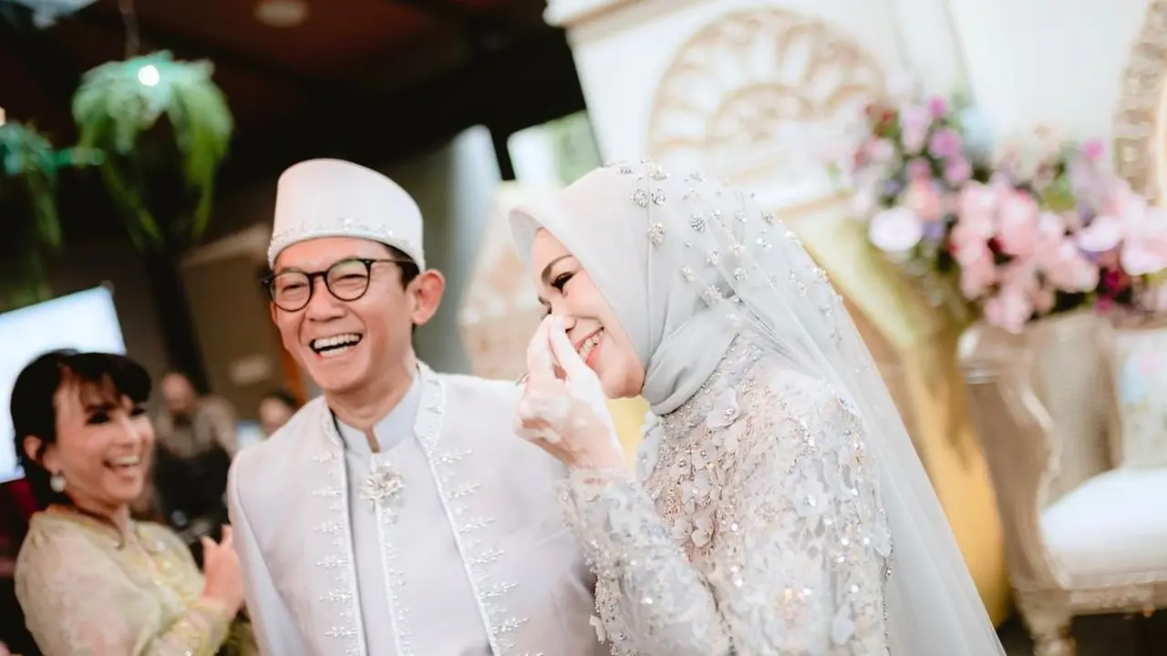 7 Potret Cantiknya Ibunda Marshanda Menikah Lagi, Sang Artis Ikut Bahagia