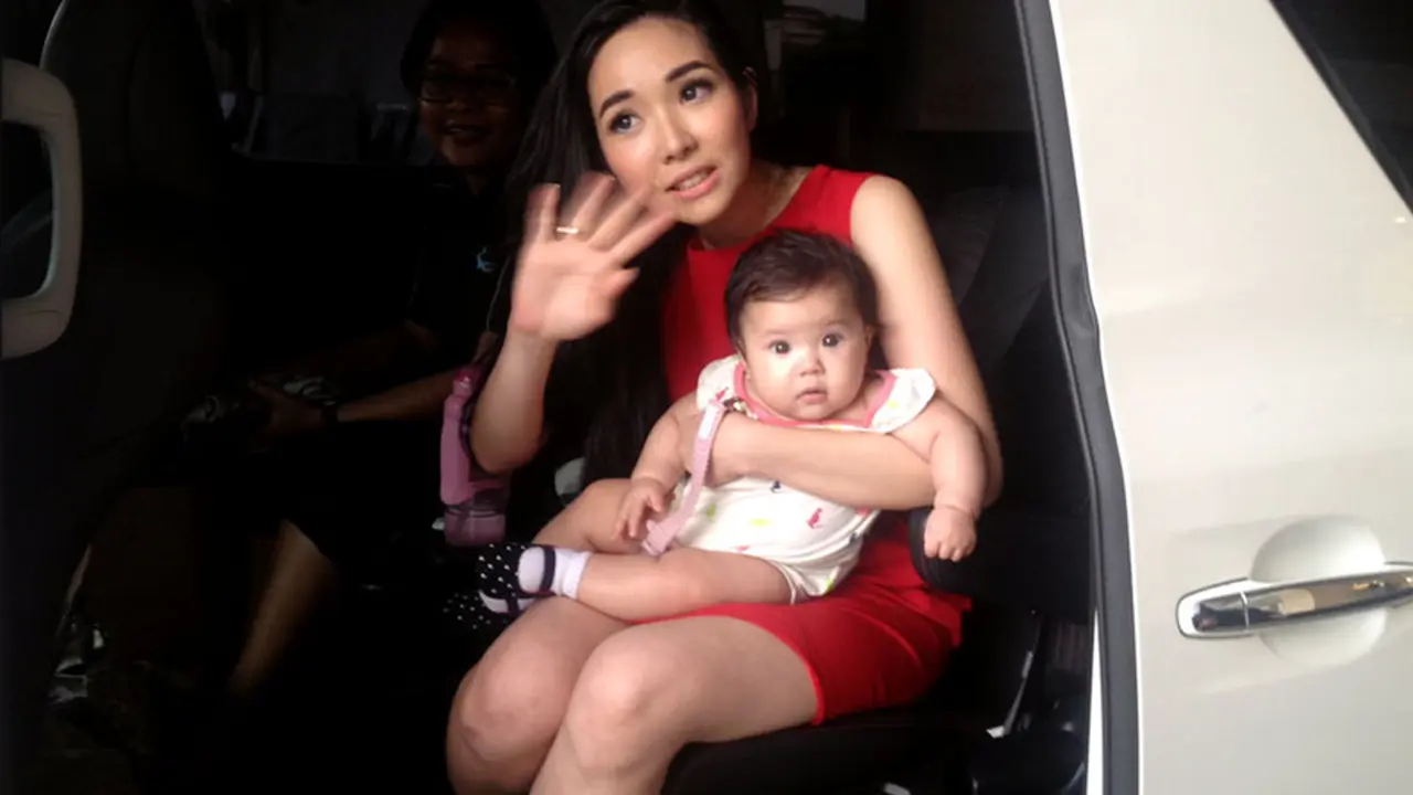 Usia Lima Bulan, Putri Gisel-Gading Sudah Mengerti Nonton TV - ShowBiz ...