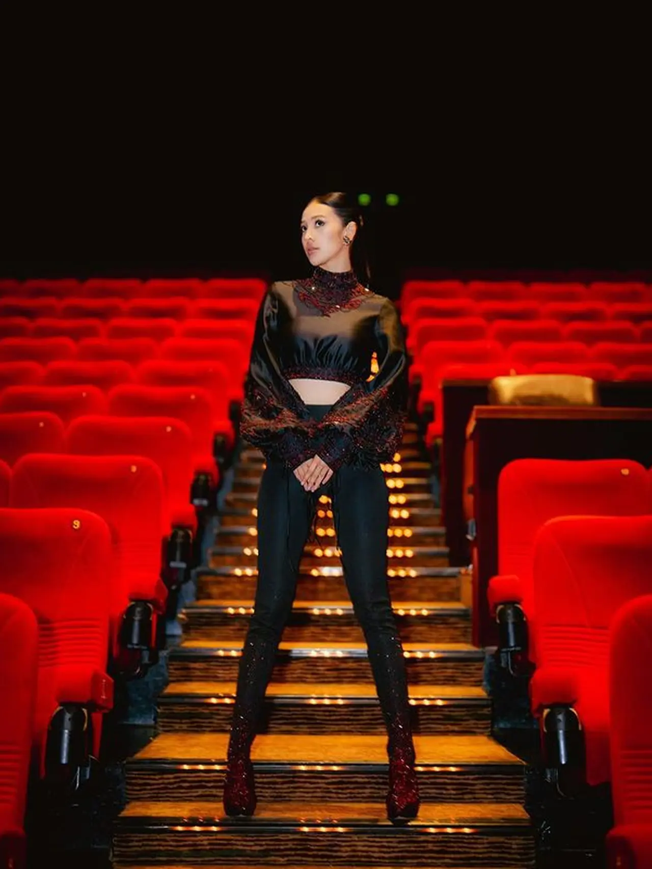 Keren Banget, Potret Anya Geraldine dengan Busana Serba Hitam