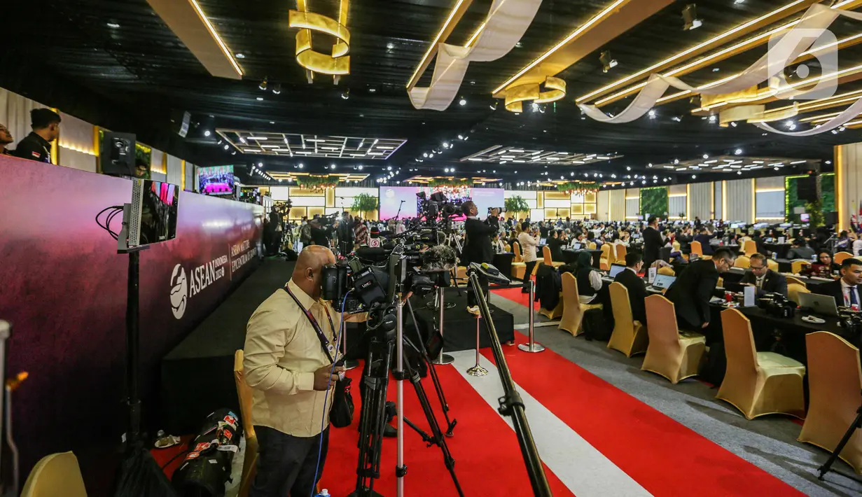 Kesibukan Ruang Media Center di Hari Pertama Pembukaan KTT ke-43 ASEAN ...
