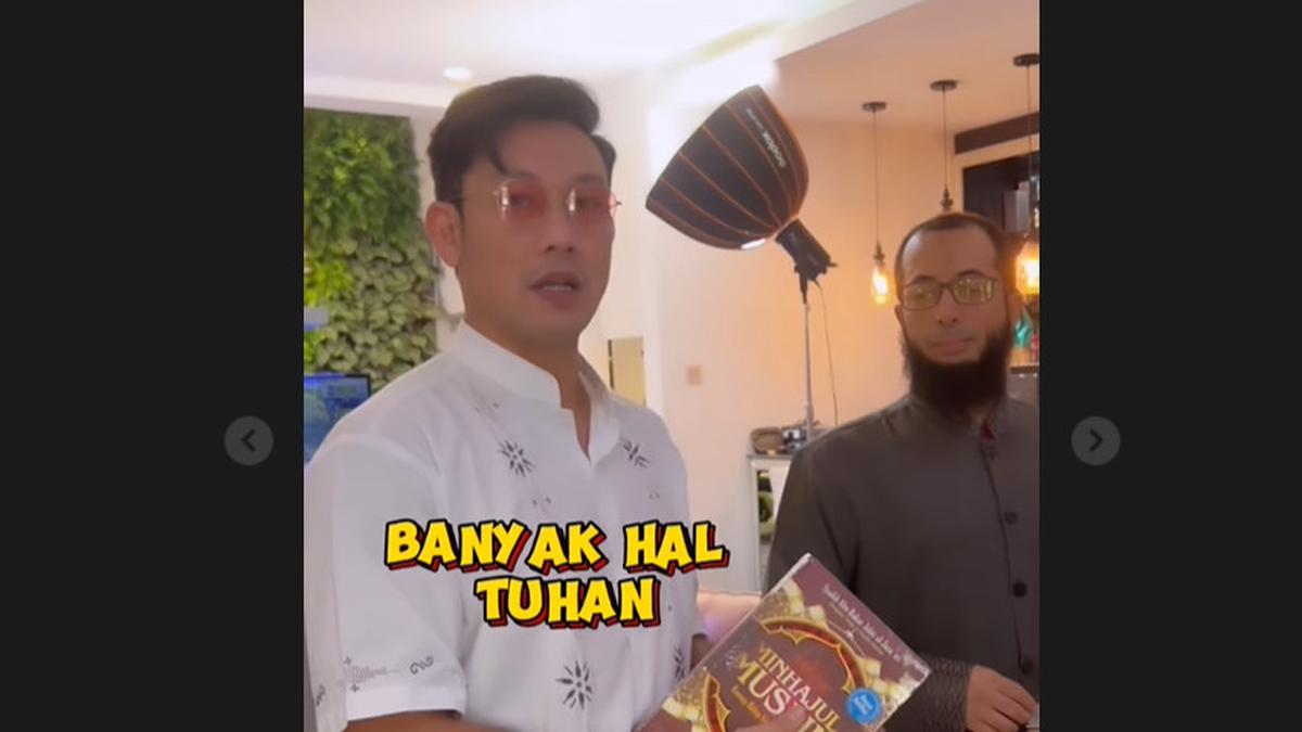 Momen Ustaz Khalid Basalamah Beri Denny Sumargo Buku Minhajul Muslim untuk Belajar tentang Islam ...