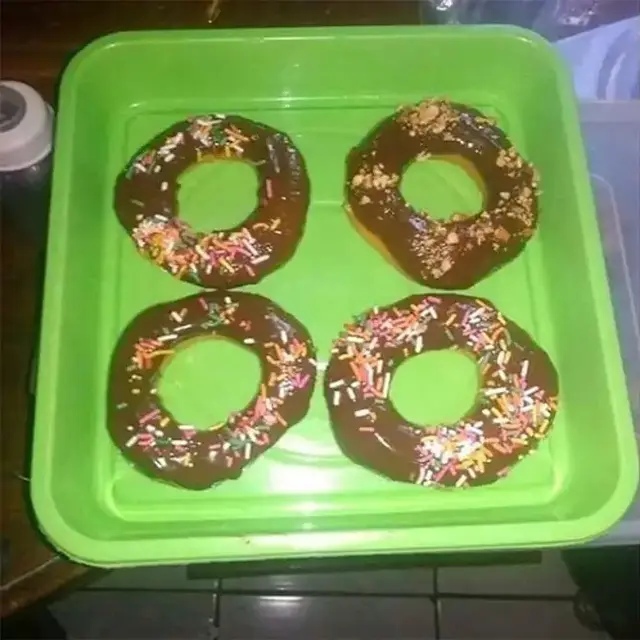 6 Potret Lubang di Tengah Donat Tidak Bulat Sempurna Ini Bikin Senyum ...