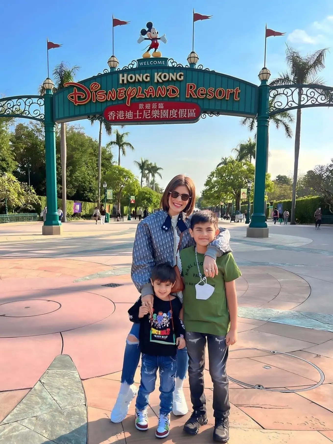 6 Potret Liburan Carissa Puteri di Hongkong, Wajah Tampan Anak Jadi ...