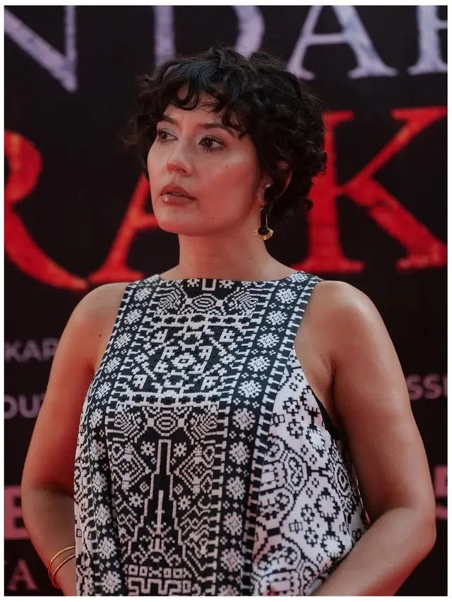 5 Potret Detail Outfit Hannah Al Rashid di Premiere Film 'Mama: Pesan ...