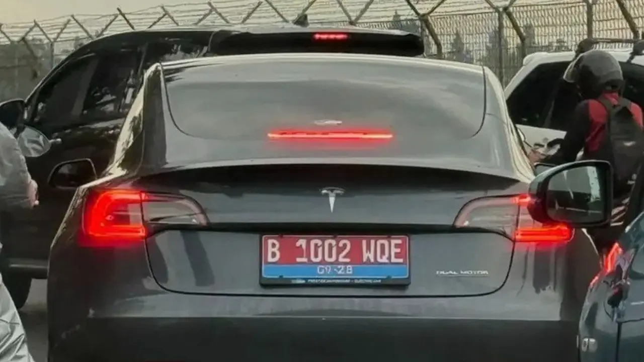 Viral Tesla Berpelat Merah Dinarasikan Milik Pemkot Tangsel, Wali Kota ...
