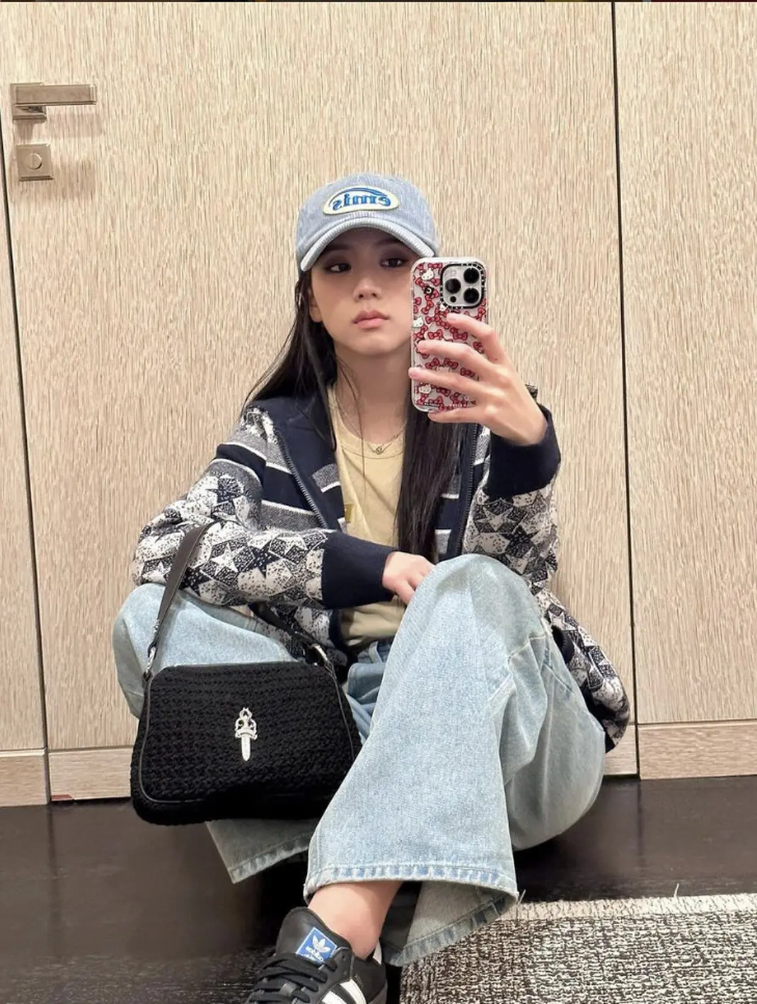 7 Potret Gaya Effortless Jisoo Blackpink, Celana Denim jadi Key Item ...