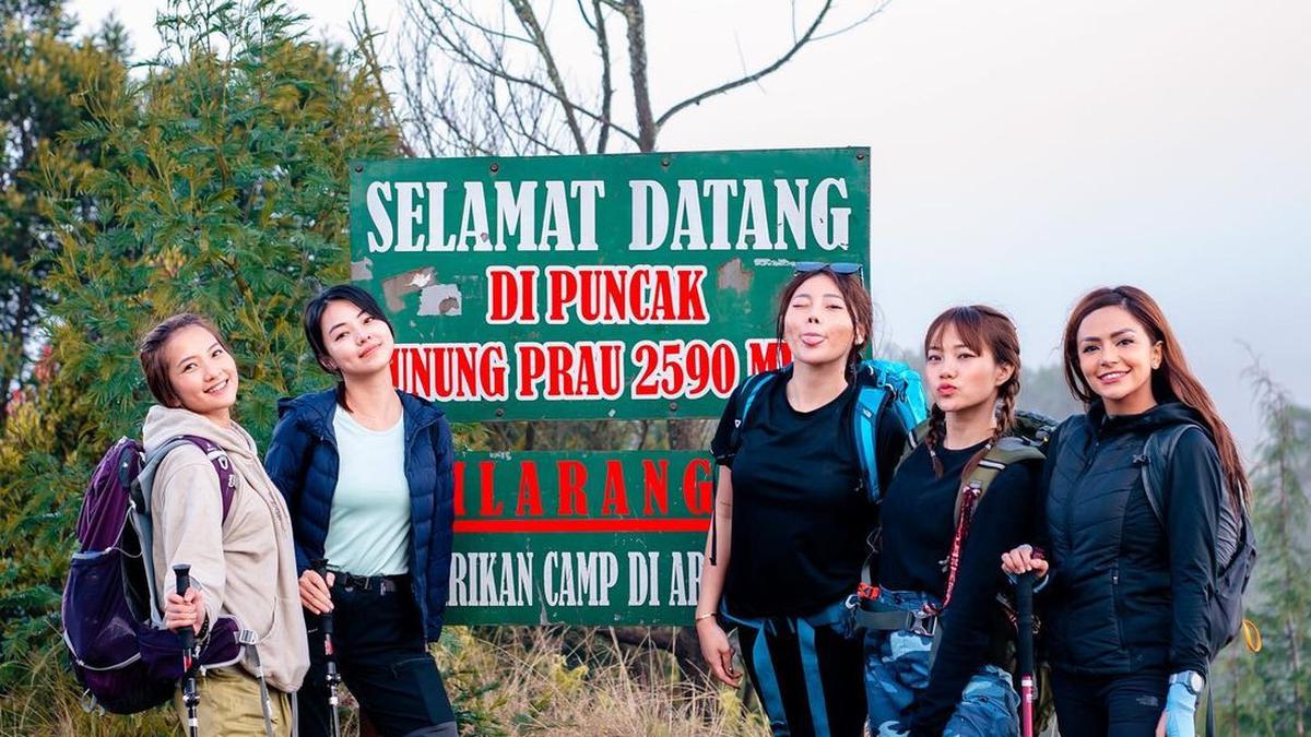Bersama DJ Yasmine, Ini 7 Potret Seru Wendy Walters Mendaki Gunung Prau - Hot Liputan6.com