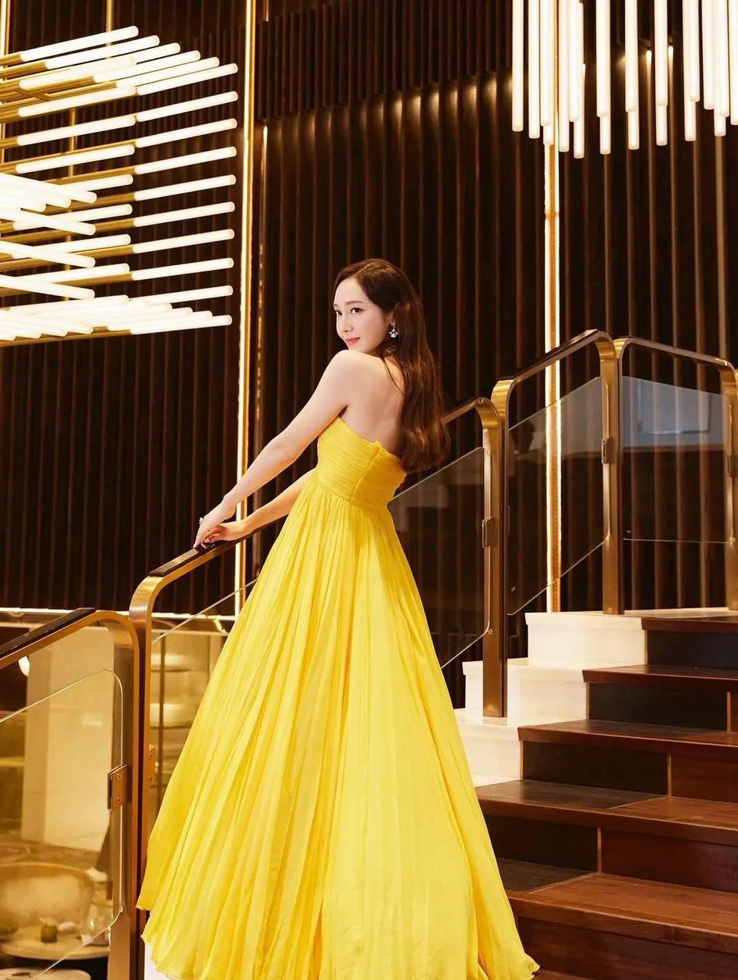 6 Pesona Princess Belle Jessica Jung dalam Gaun Kuning saat Berkunjung ...