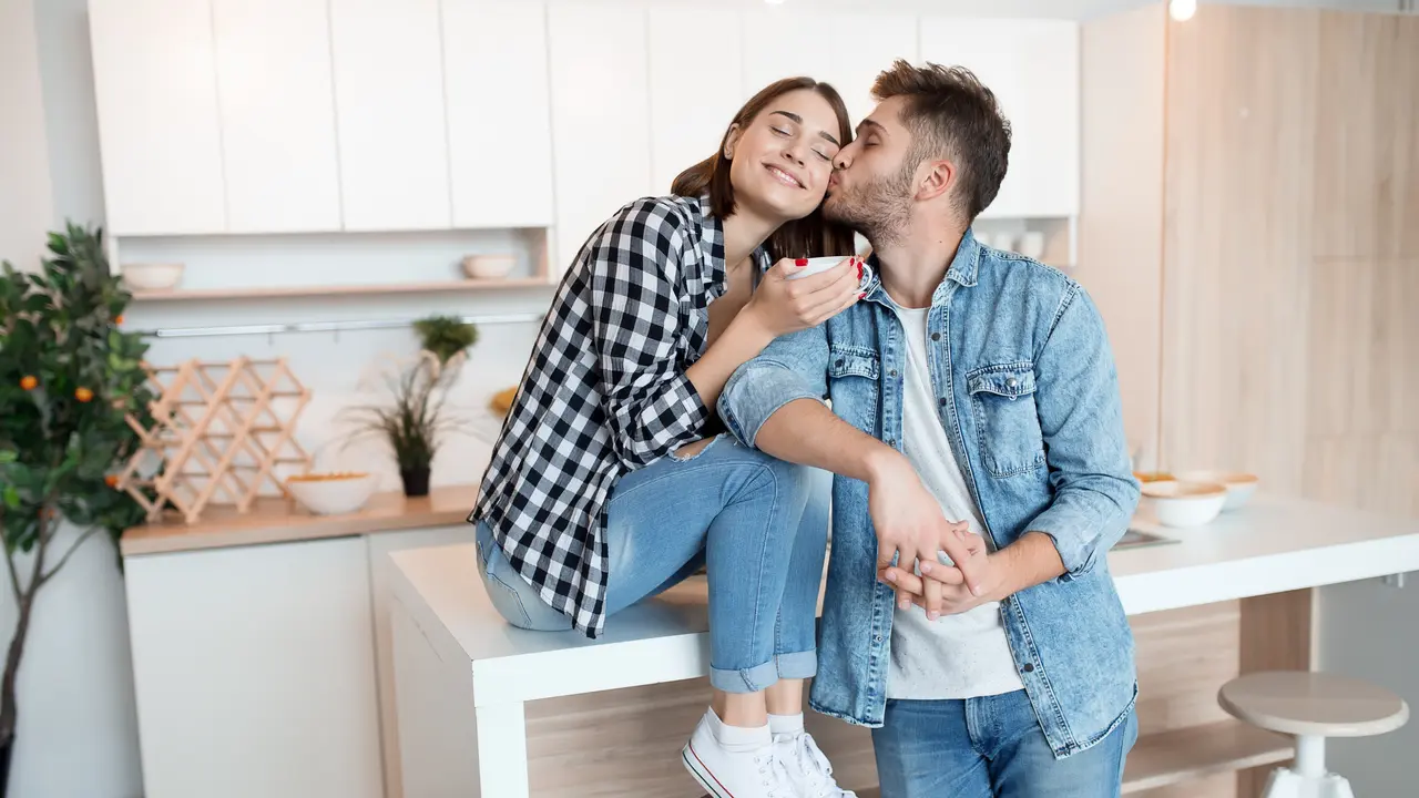 160 Caption Buat Pacar Tapi Gak Lebay, Bikin Si Dia Makin Lengket - Hot Liputan6.com