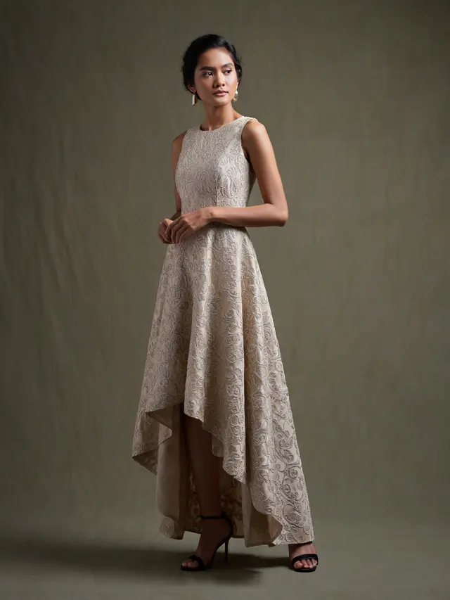 11 Inspirasi Model Baju Brokat Terusan untuk Usia 30-an, Menawan di ...