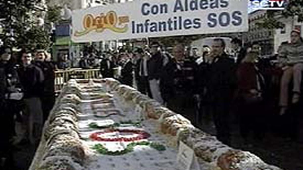 Ratusan Warga Spanyol Menyantap Kue Raksasa - Global Liputan6.com