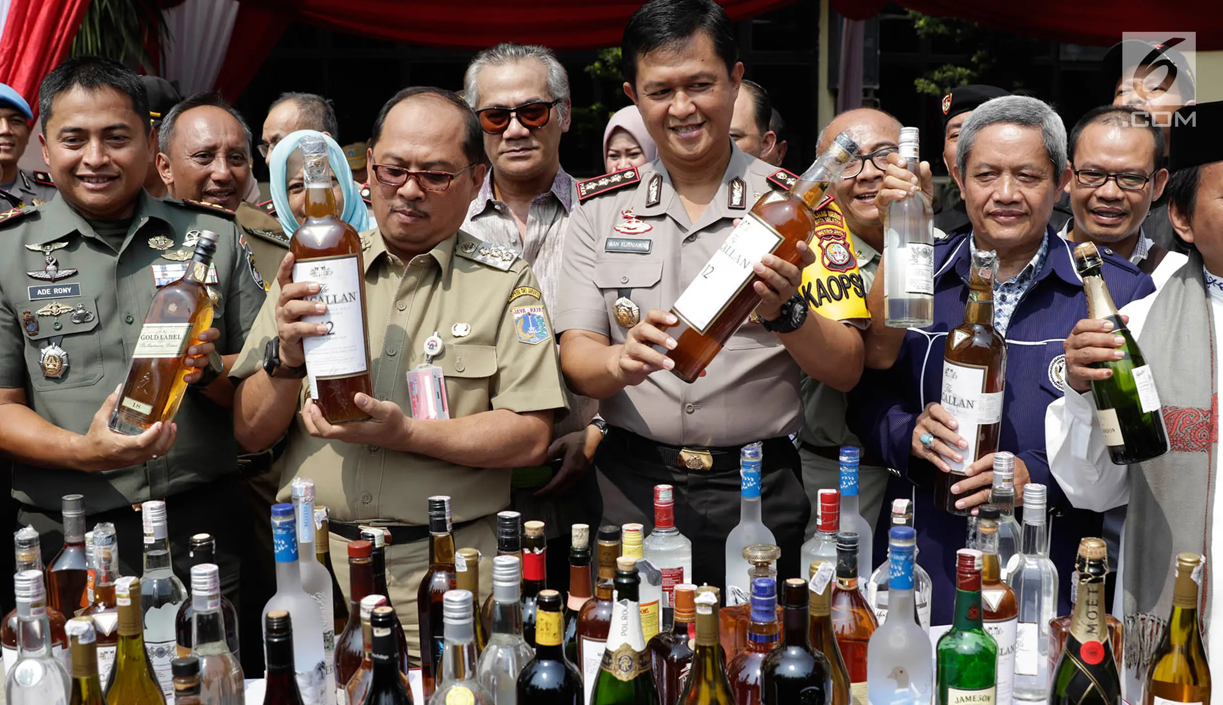 Jelang Ramadan, Ribuan Botol Miras Dimusnahkan Polres Jakarta Selatan - Foto Liputan6.com