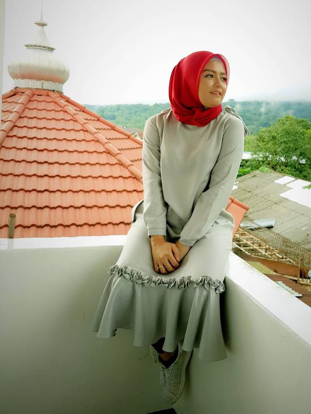 Potret Tika Ramlan Dalam Balutan Hijab, Tetap Stylish & Cantik - Islami ...