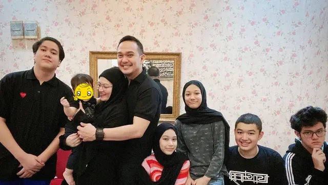 6 Potret Keluarga Fadlan Muhammad dan Lyra Virna, Harmonis Bareng 6 Anak - Hot Liputan6.com