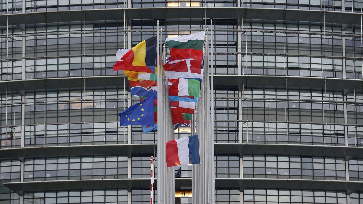 Bendera Setengah Tiang untuk 12 Korban Penembakan Charlie Hebdo ...