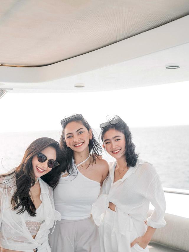 7 Potret Persahabatan Febby Rastanty dan Valerie Tifanka yang Selalu Kompak - Hot Liputan6.com