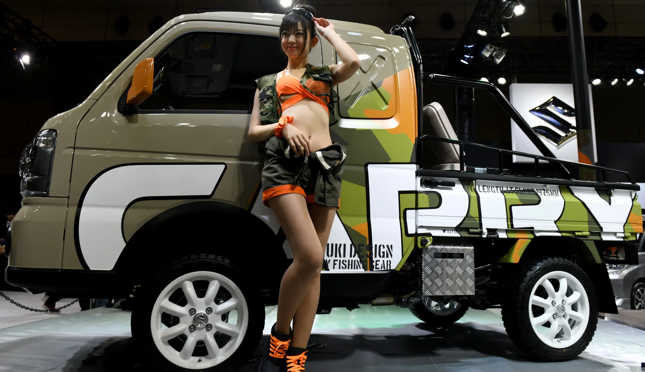 FOTO: Aksi Model Seksi Panaskan Pameran Modifikasi Mobil Terbesar di ...