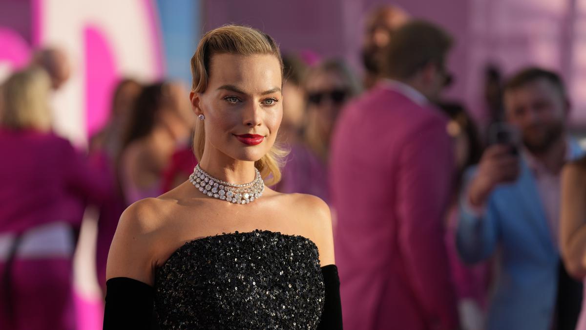 Gaya Vintage Margot Robbie, Pakai Gaun Boneka Hitam Tahun 1960 di ...